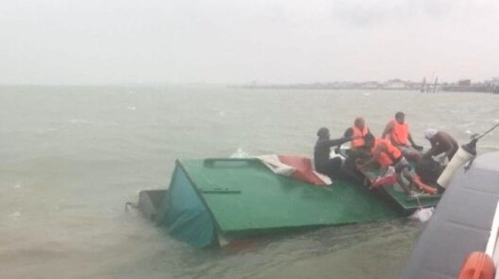 Kapal Kayu dari Batam Tenggelam di Perairan Kolong Karimun Akibat Cuaca Buruk